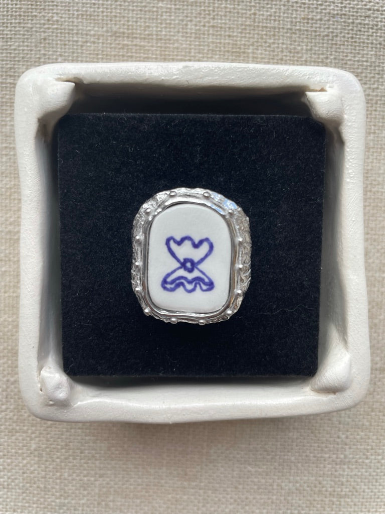 Avé Maria Signet Ring - Clam Shell – NEON JOYRIDE